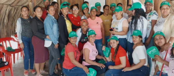 Mujeres colombianas son capacitadas en la instalación de paneles ...