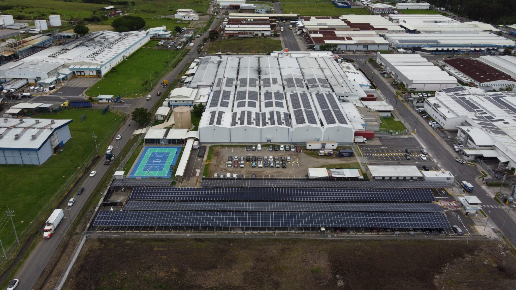 Instalan paneles fotovoltaicos en uno de los estacionamientos más ...