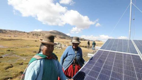El gobierno peruano instala paneles solares en la región Puno – pv ...