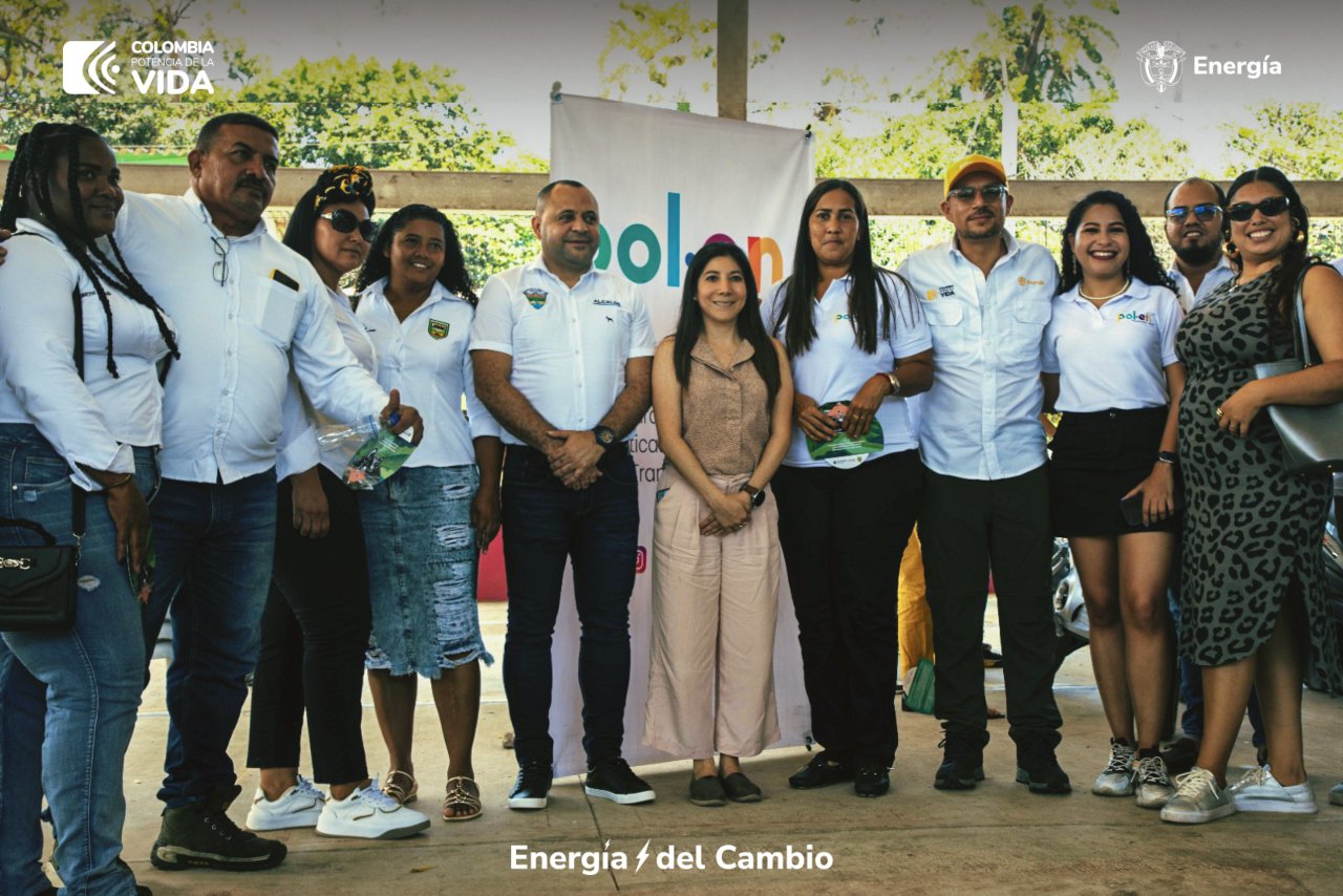 Inauguran en Colombia una «fotolinera» de carga compartida de vehículos ...